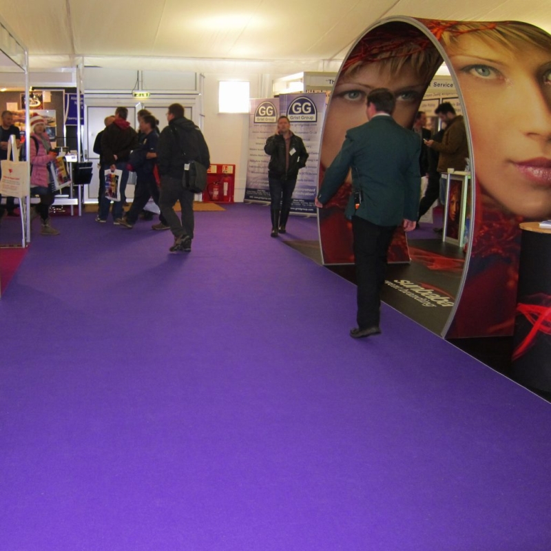 Moqueta Velvet para Eventos y Ferias - Elegancia y Sostenibilidad